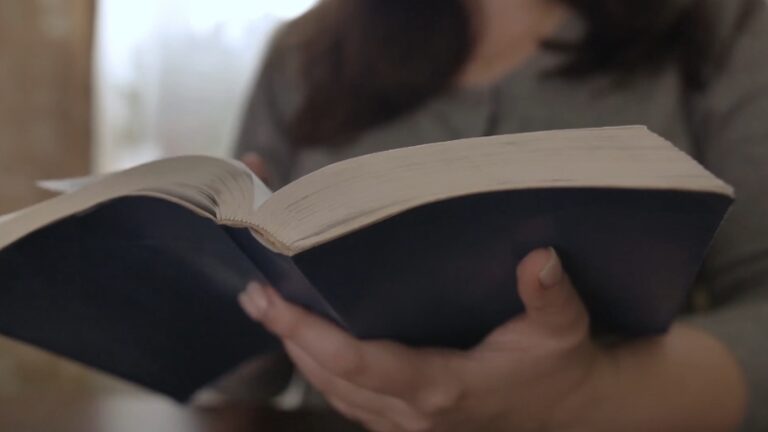 If You Like Colleen Hoover, Read These 10 Authors Next (2025) - John ...